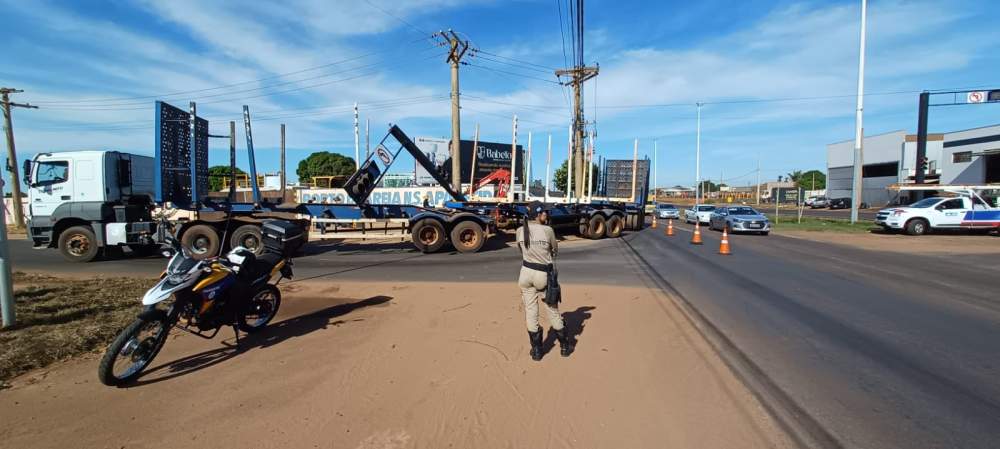 Motorista se perde em curva, bate em poste e derruba semáforo ...