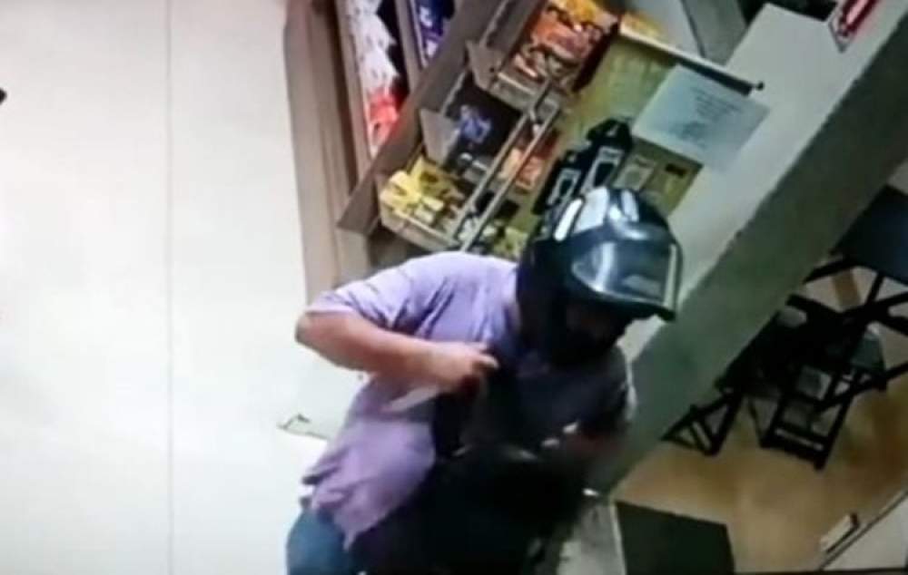 Câmeras flagram ação de bandido armado com faca em conveniência ...