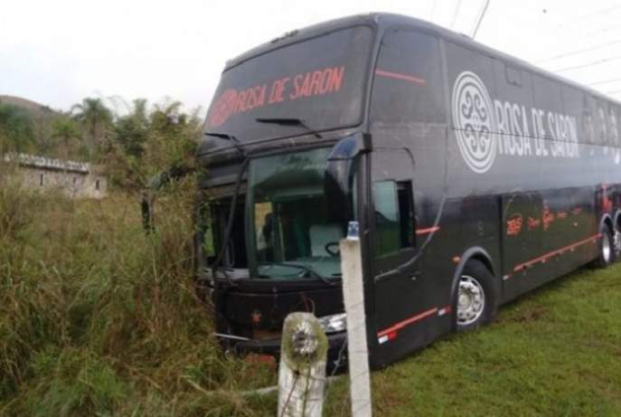Acidente com ônibus da banda Rosa de Saron mata um - Hojemais de Três ...