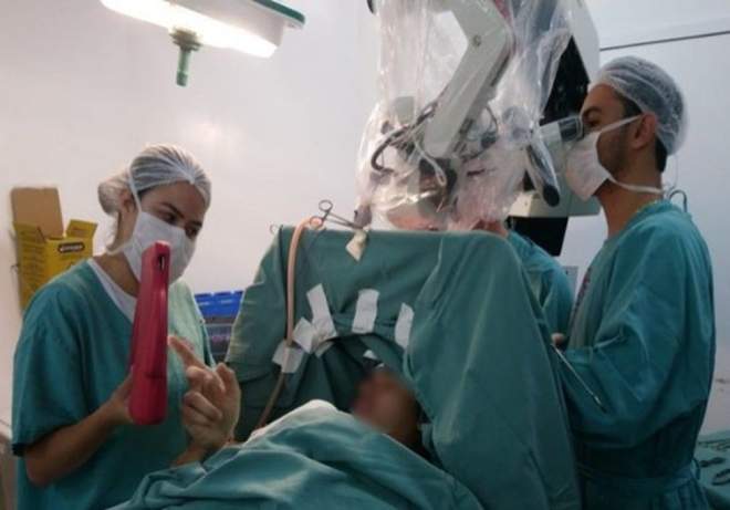 Jovem passa por retirada de tumor no cérebro e é acordado no meio da ...