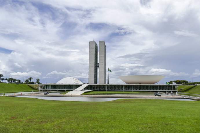Senado aprova projeto que torna misoginia crime de ódio - Hojemais de ...
